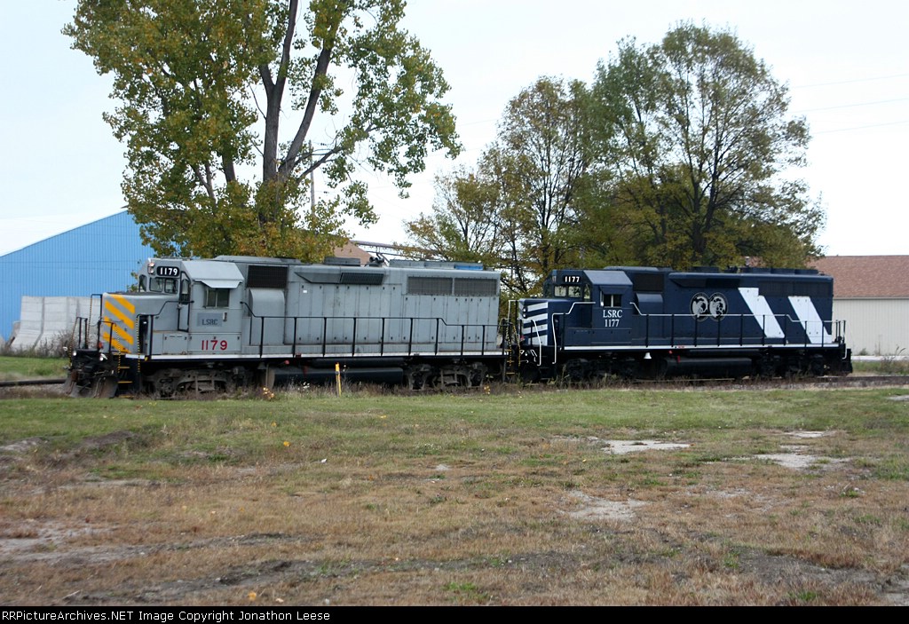 LSRC 1177 & 1179 follow Z144 south